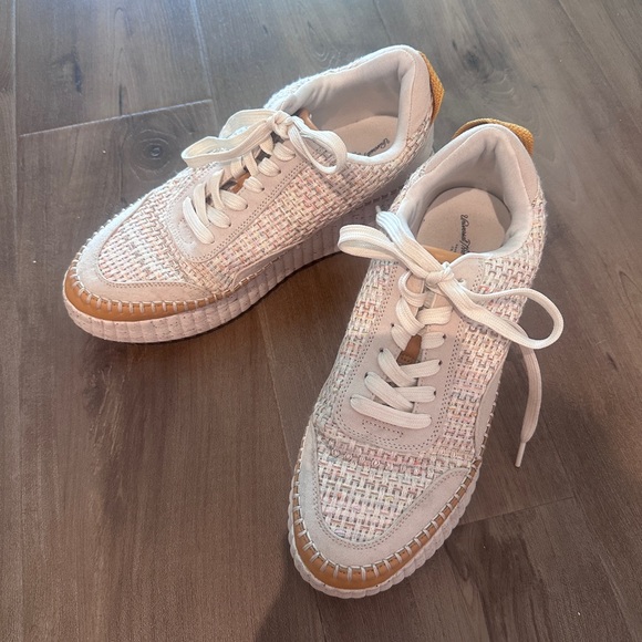 Universal Thread | Shoes | Universal Thread White And Tan Sneakers With ...